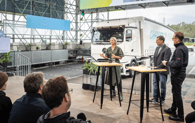 World premiere all-electric truck eActros 600 | OSK